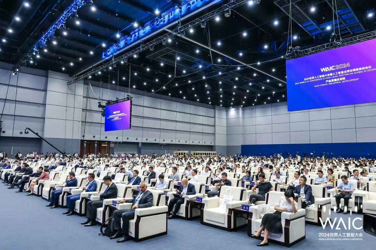 WAIC 智谱发布CodeGeeX代码大模型，张鹏：大模型将创造指数级价值 | 大模型之家